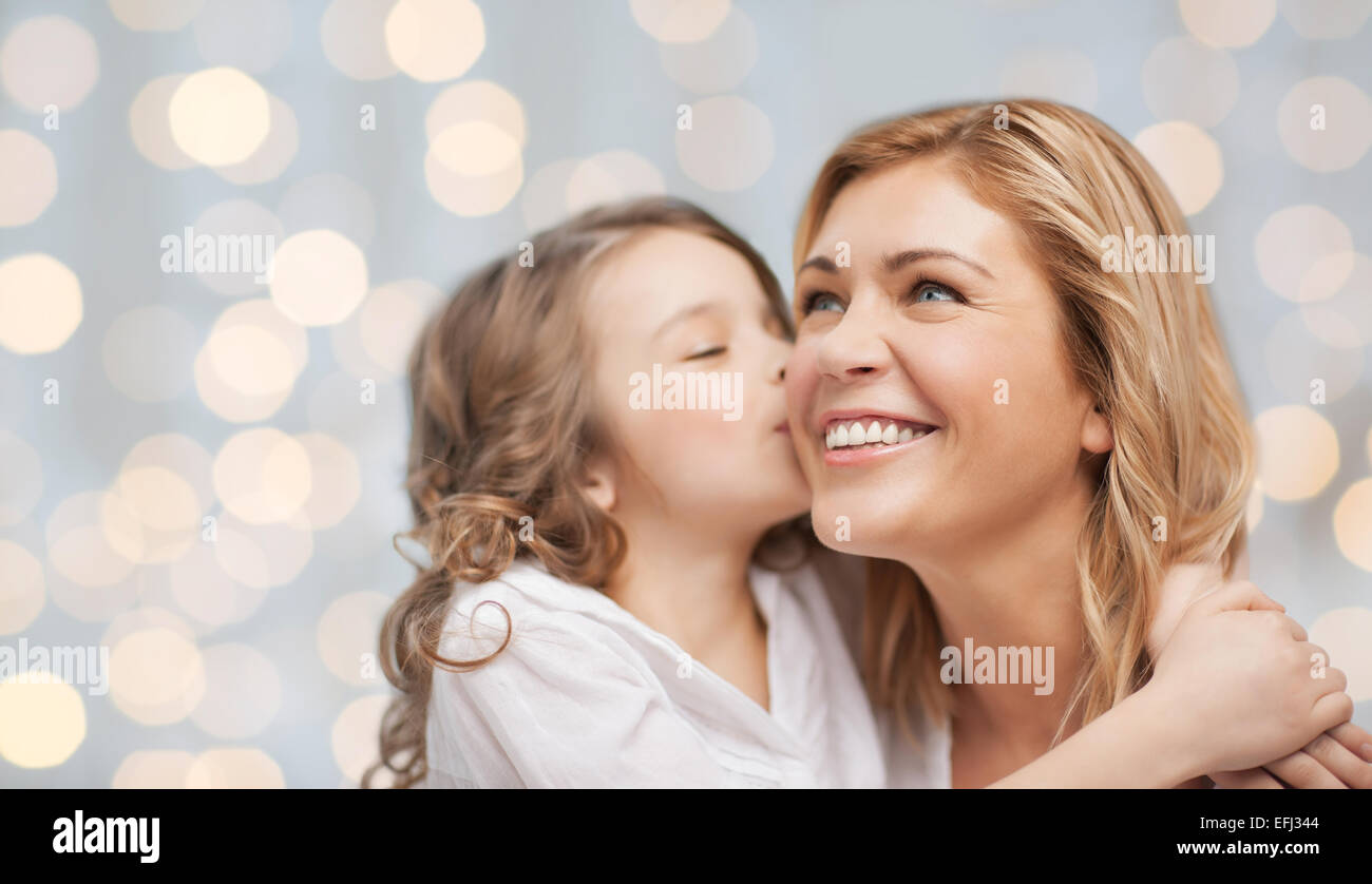 Teenage Girl Hugging Kissing Mother Banque De Photographies Et Dimages
