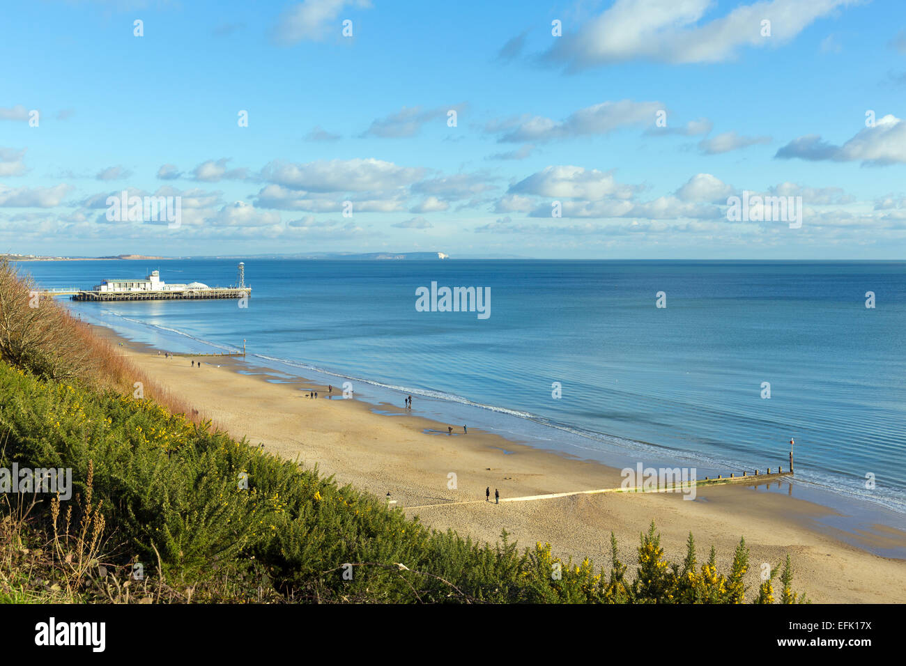 Plage et jetée de Bournemouth Dorset England UK côte et près de Poole ...