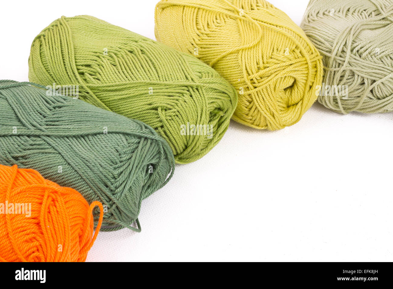 Fils colorés isolé sur fond blanc Photo Stock - Alamy