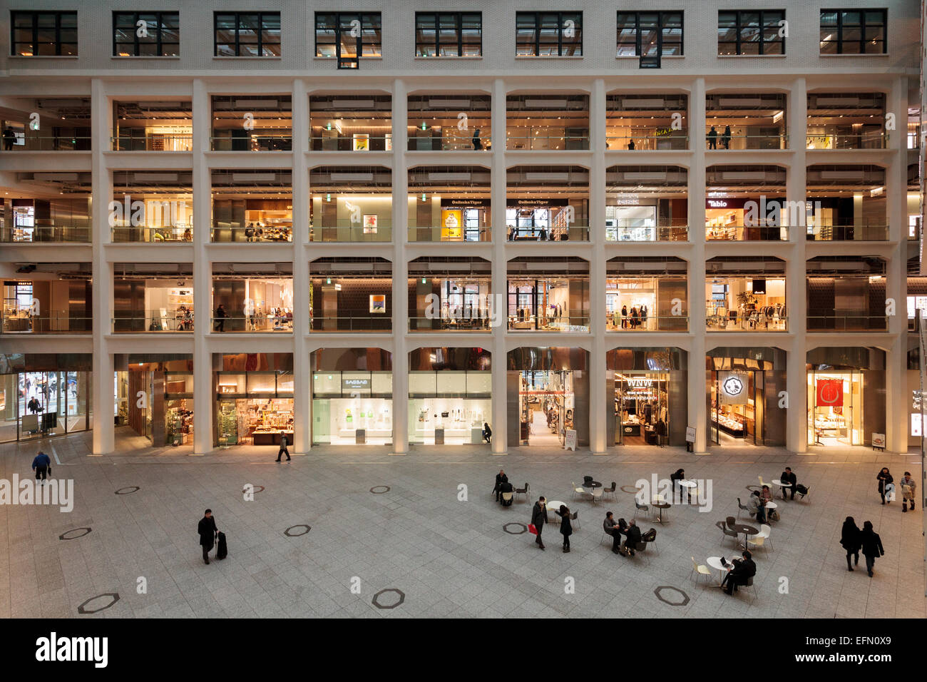 Tokyo post tower shopping mall interior Banque de photographies et d ...