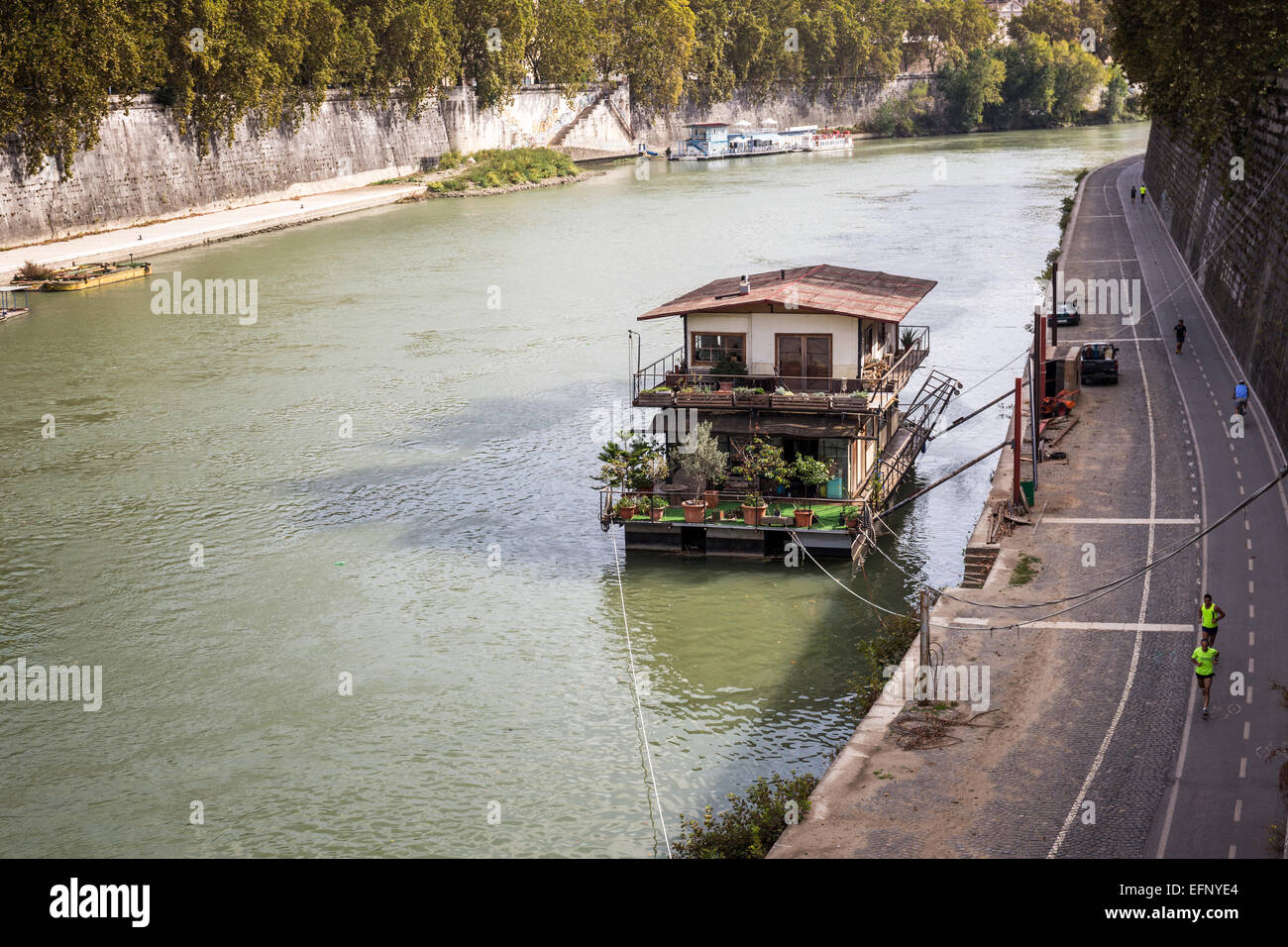 Péniche sur le Tibre, Rome, Italie, Europe Photo Stock - Alamy