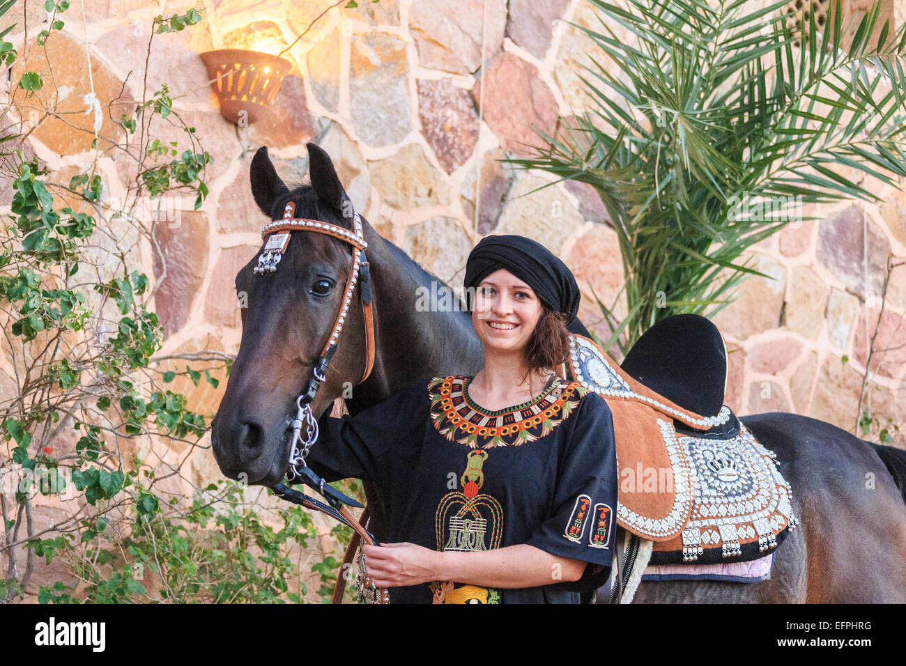 Cheval Arabe femme robe traditionnelle standing next jument alezane le ...