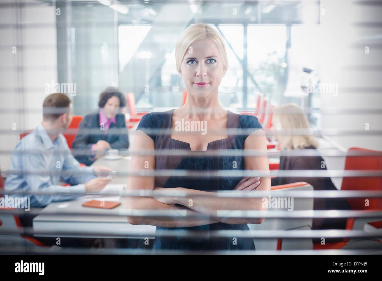 Woman behind Banque de photographies et d’images à haute résolution - Alamy