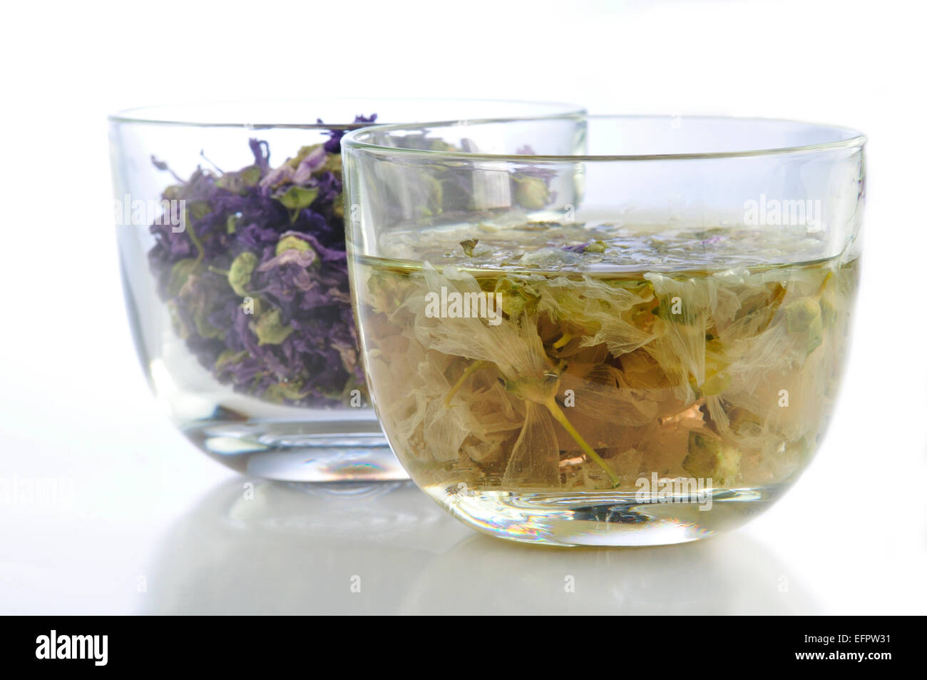 Fleurs mauve séchées Infusion aux herbes Photo Stock - Alamy