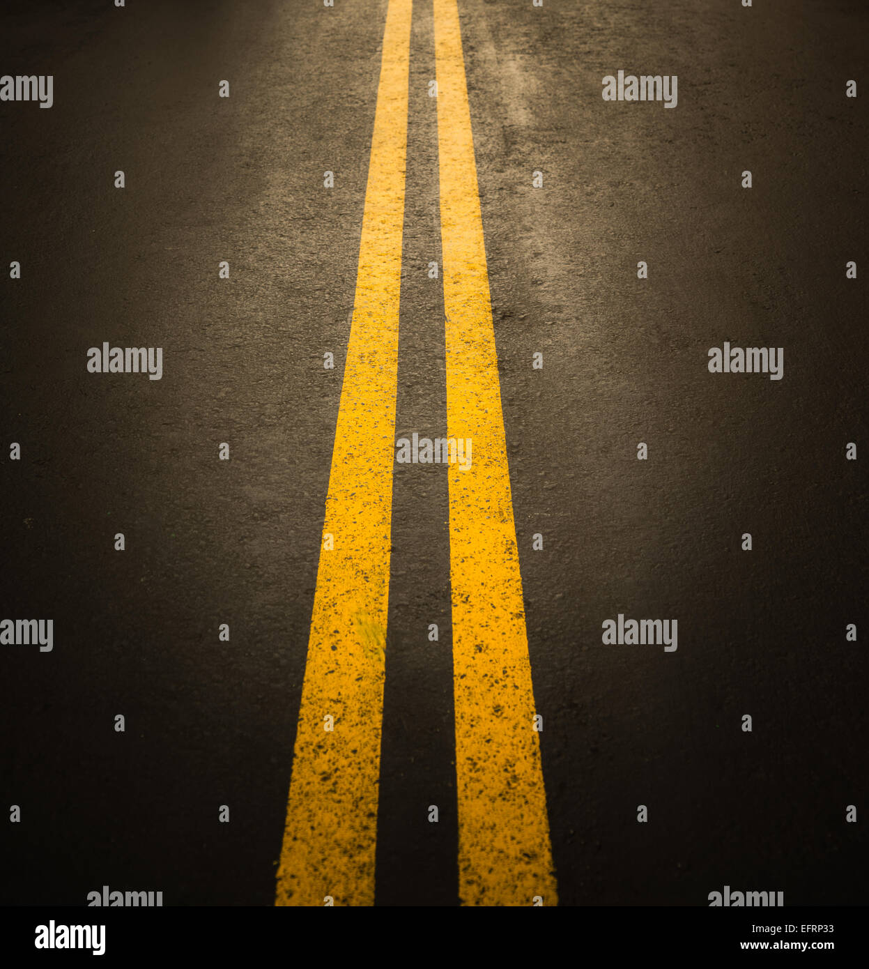 Route asphaltée avec surface milieu lignes jaunes Photo Stock - Alamy