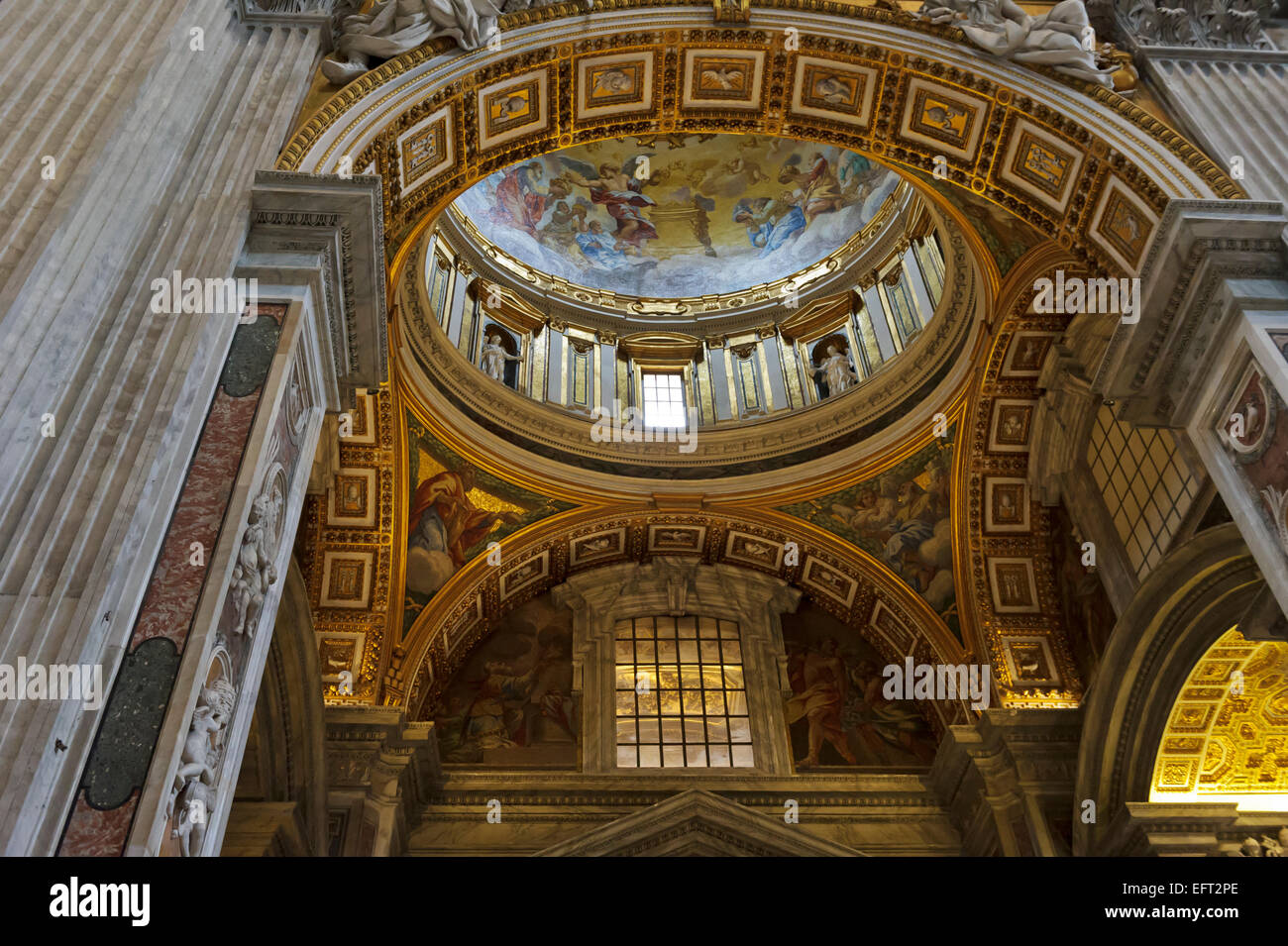L'intérieur du dôme de la Basilique Saint-Pierre et le beau plafond ...