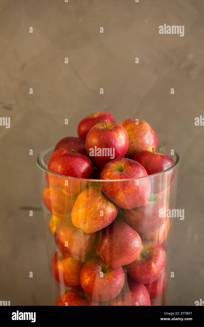 Pommes rouges dans un bol Banque de photographies et d’images à haute ...