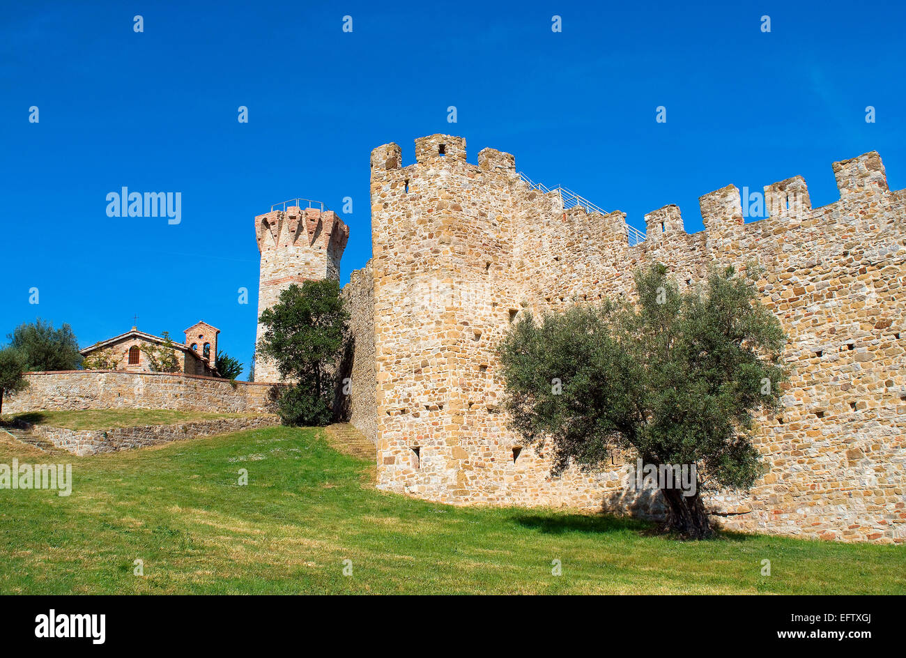 Isola Polvese, château médiéval et l'église San Giuliano, le lac ... Isola Polvese, château médiéval et l'église San Giuliano, le lac ...