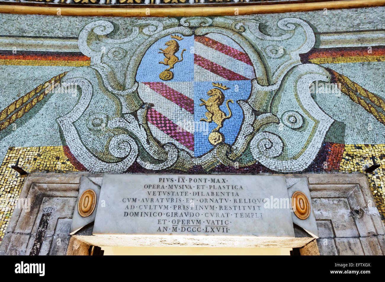 Une mosaïque de Code d'armes avec des lions sur le mur au-dessus d'une ...