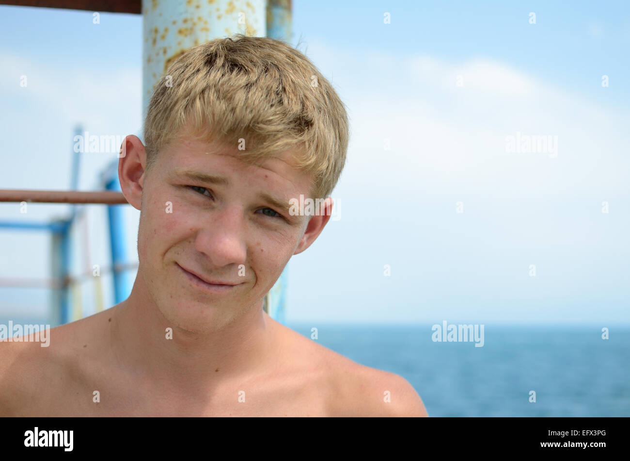 Portrait de garçon russe Anatoly, posant sur une ancienne jetée dans le ...
