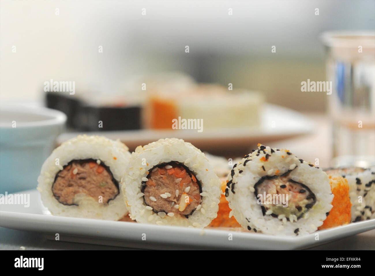 Sushi servi sur une assiette blanche. Un en-cas sain un en-cas rapide ...