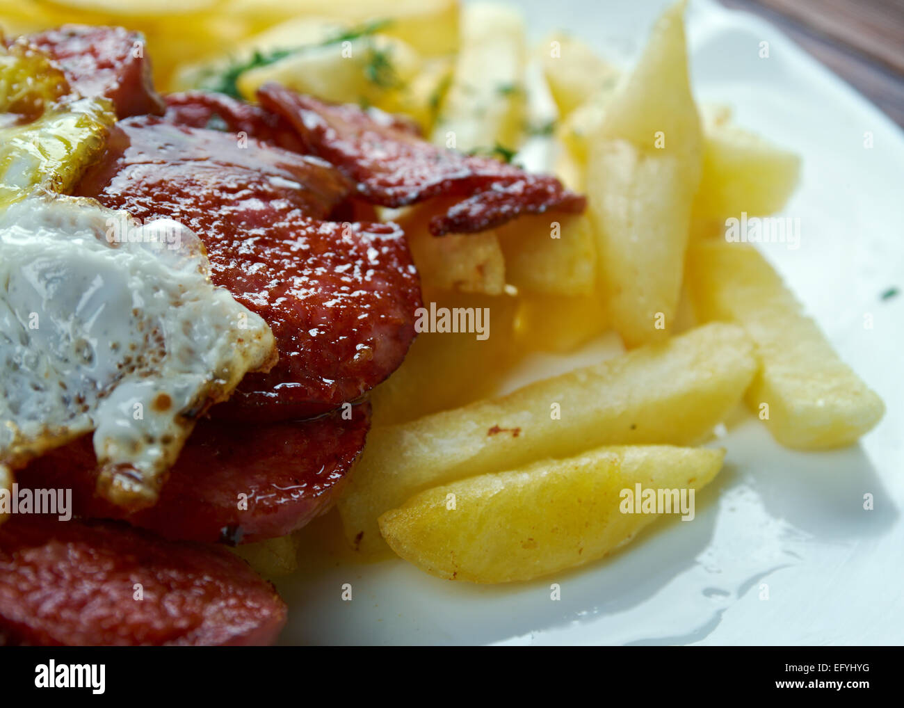 - Chorrillana plat chilien composé d'une assiette de frites garnies de ...