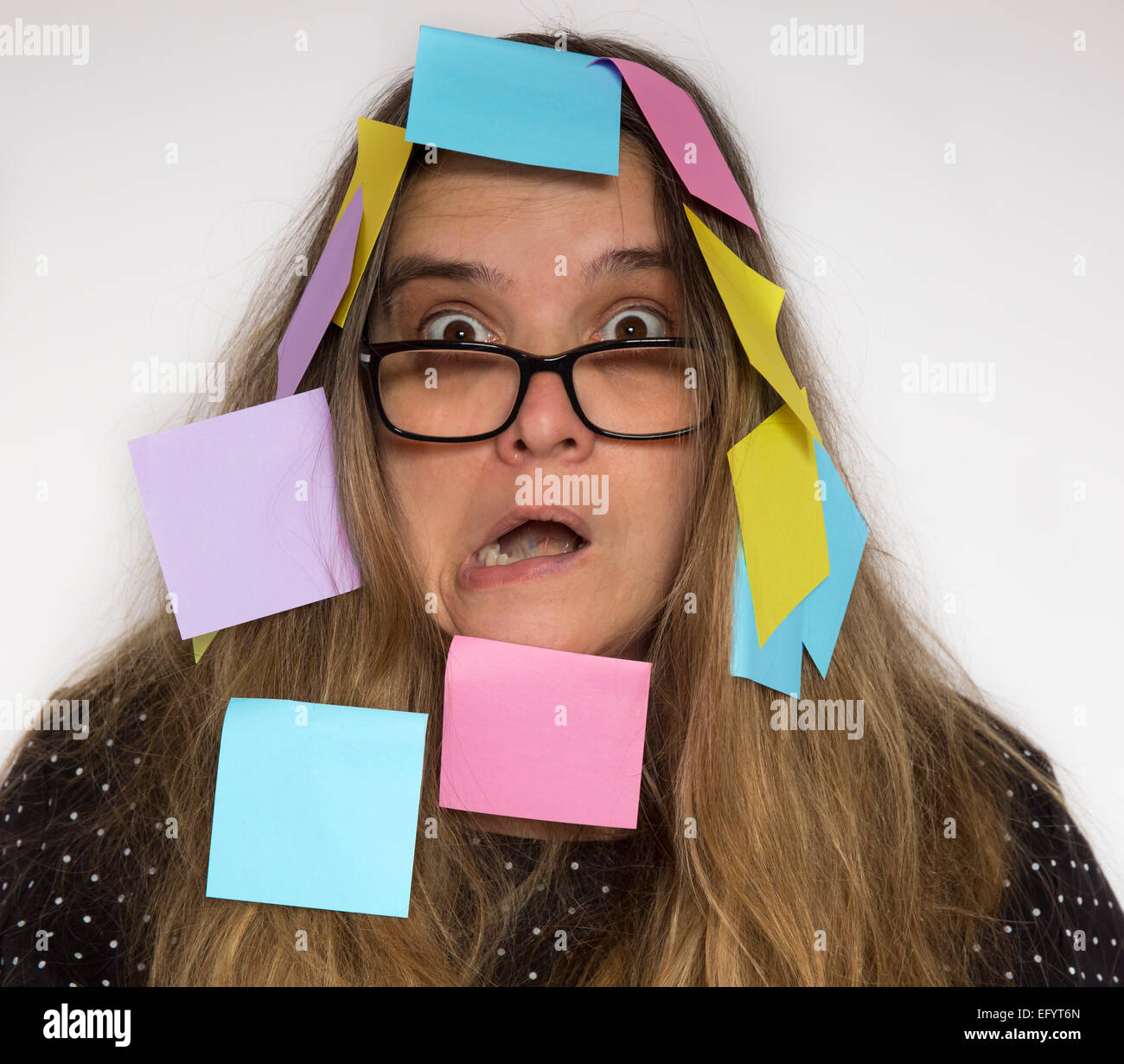Femme avec des post it collé sur son visage et les cheveux Photo Stock ...