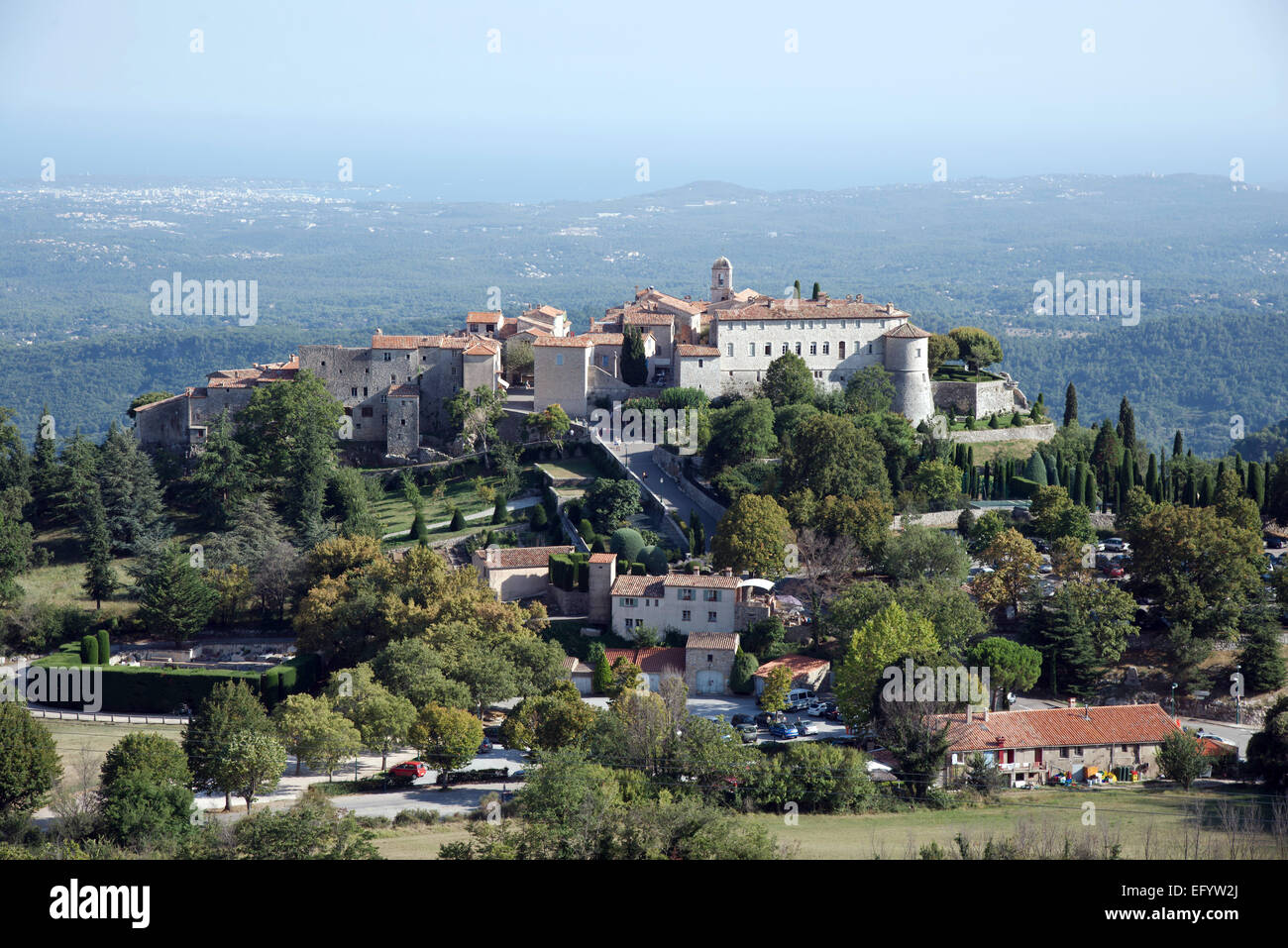 Le village de Gourdon , dans le sud-est de la France est classé comme ...