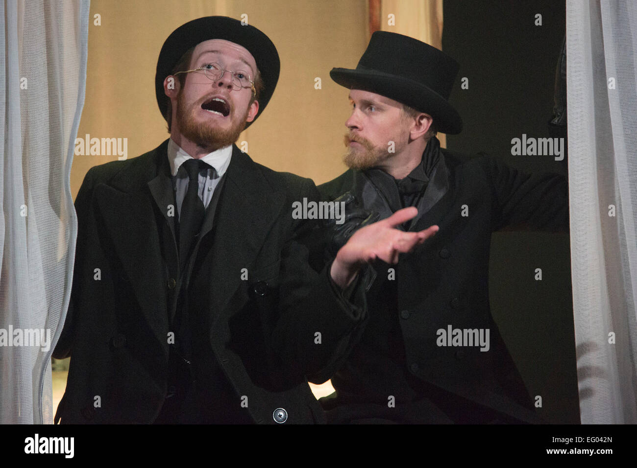 Scott McGarrick comme M. Frederick Treves et Adam Trussell comme Tom ...