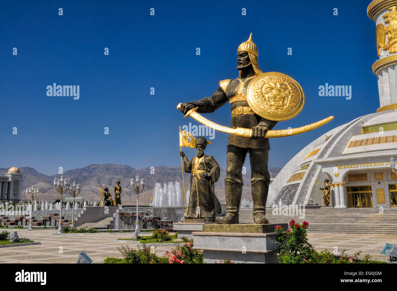 Monument de l'indépendance des statues autour à Achgabat, capitale du ...