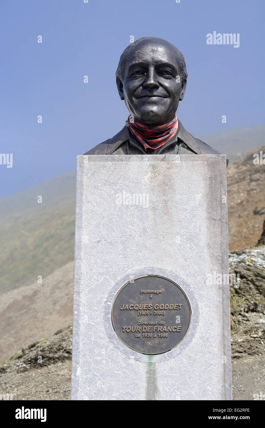 Statue de Jacques Goddet (1905-2000) Directeur du Tour de France au col ...