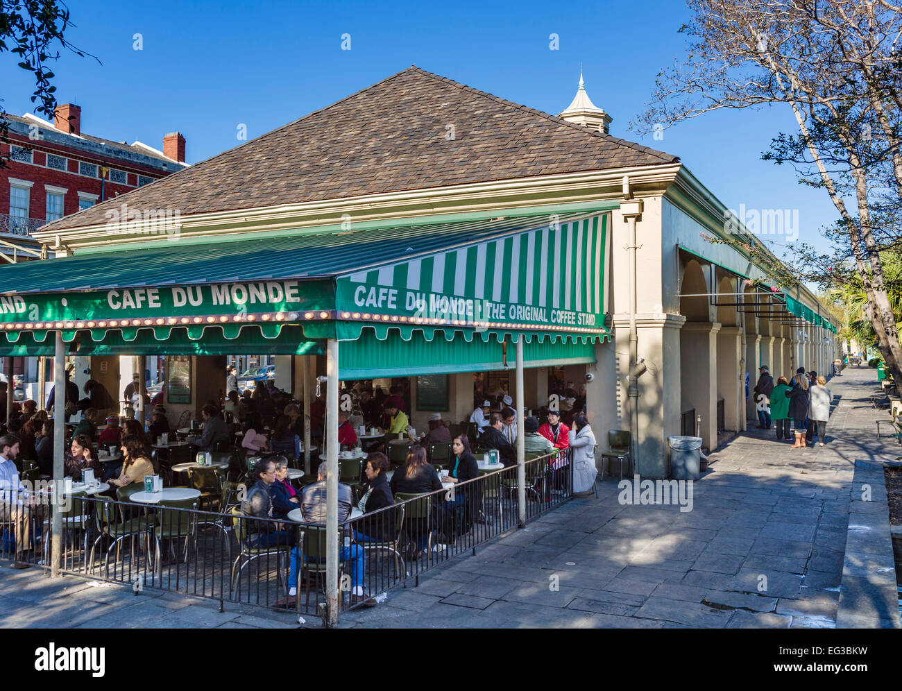 Le célèbre Cafe du monde café-restaurant dans le quartier français, la ...
