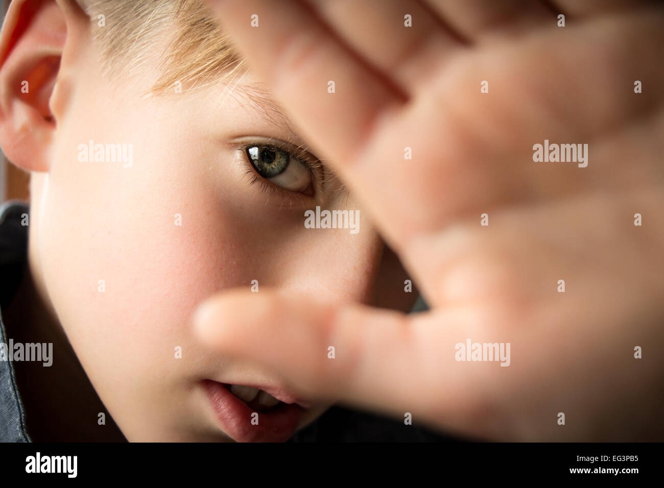 La protection de l'enfant face à main Photo Stock - Alamy