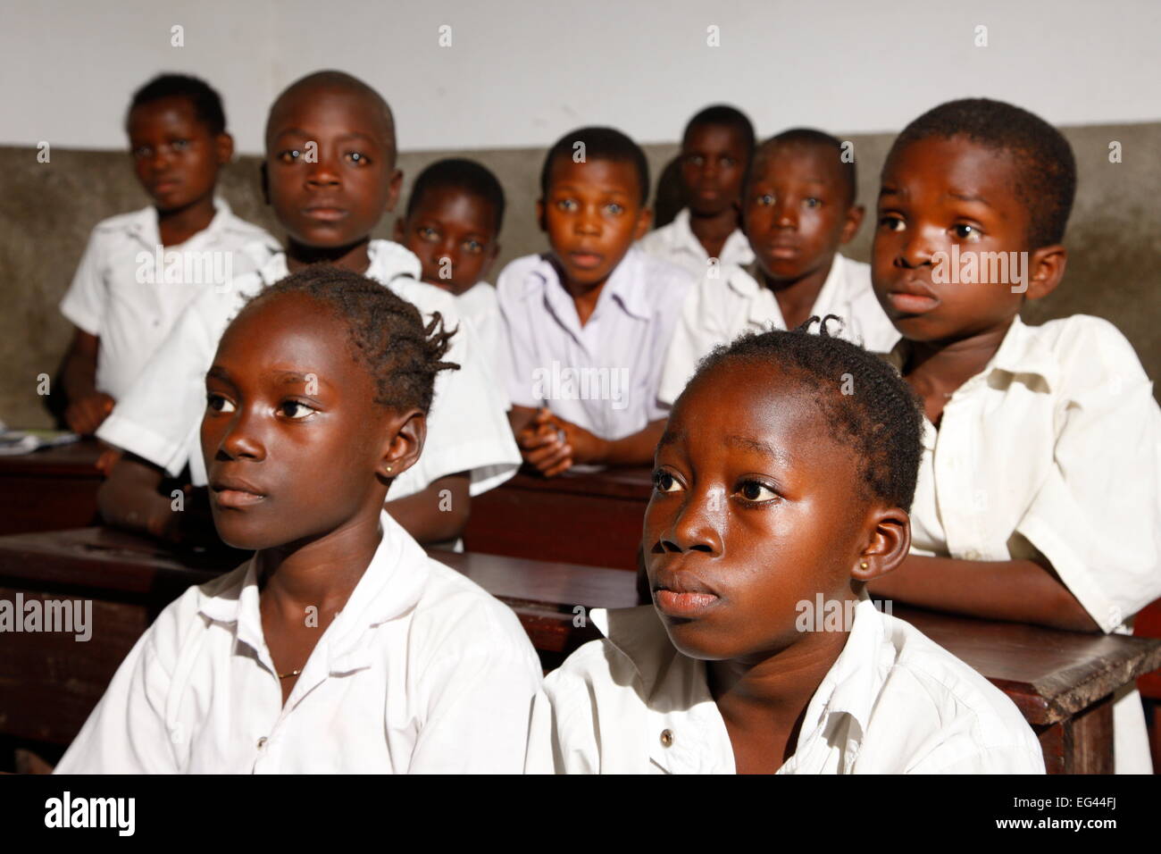Les enfants en uniforme d'école pendant la classe, Kinshasa, Congo ...