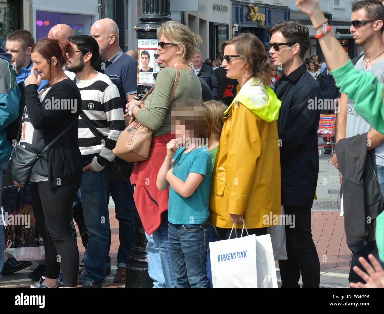 Cillian Murphy, épouse Yvonne et leurs fils Malachie et Aran regarder ...