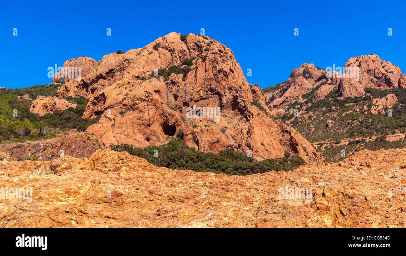 Massif de lesterel et ses roches rouges Banque de photographies et d ...
