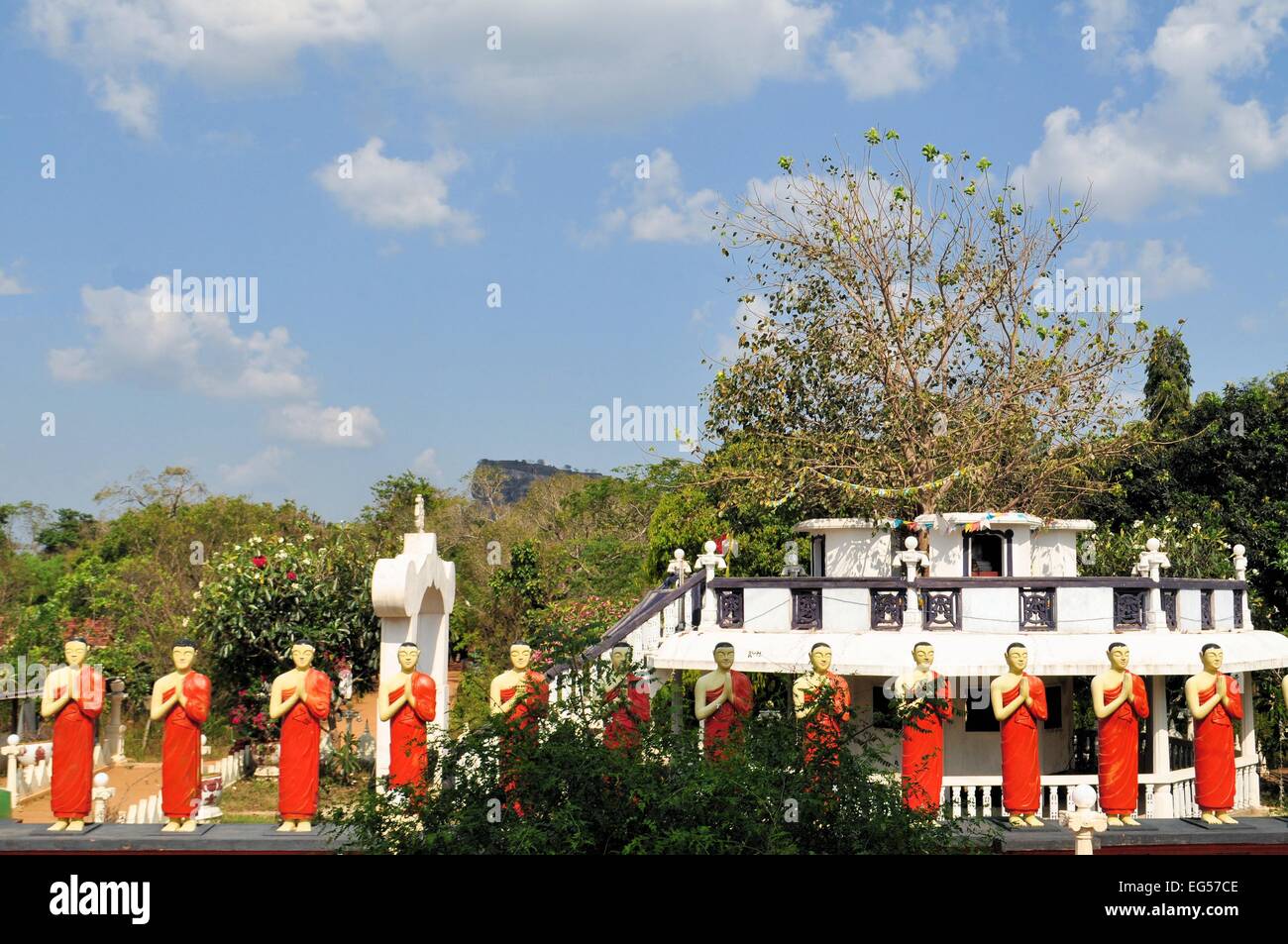 Disciples de Bouddhas de Kimbissa temple près de la forteresse du ...
