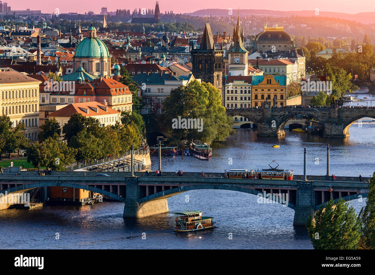 Pont charles Banque de photographies et d’images à haute résolution - Alamy