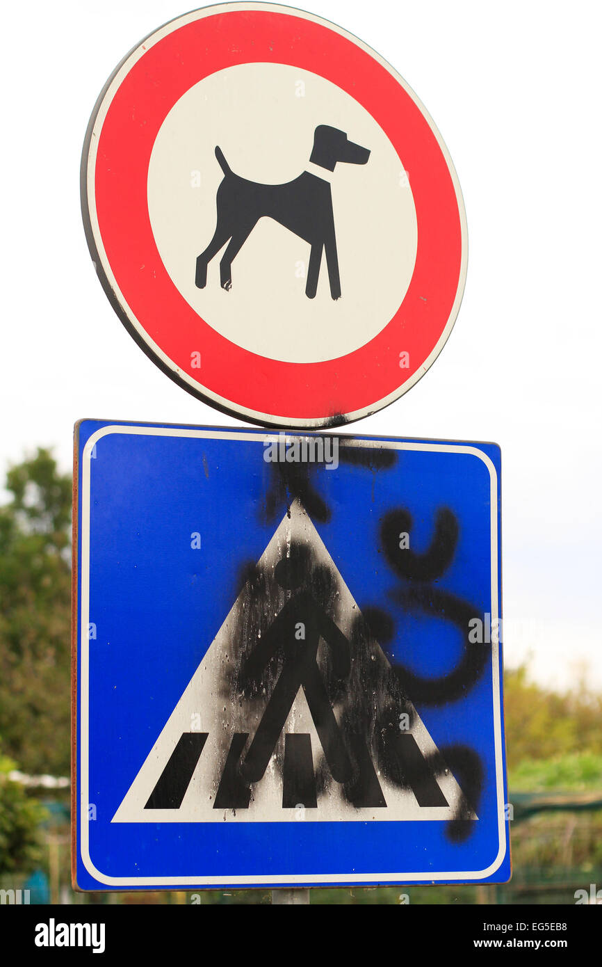 Panneau de signalisation interdit aux chiens Banque de photographies et ...