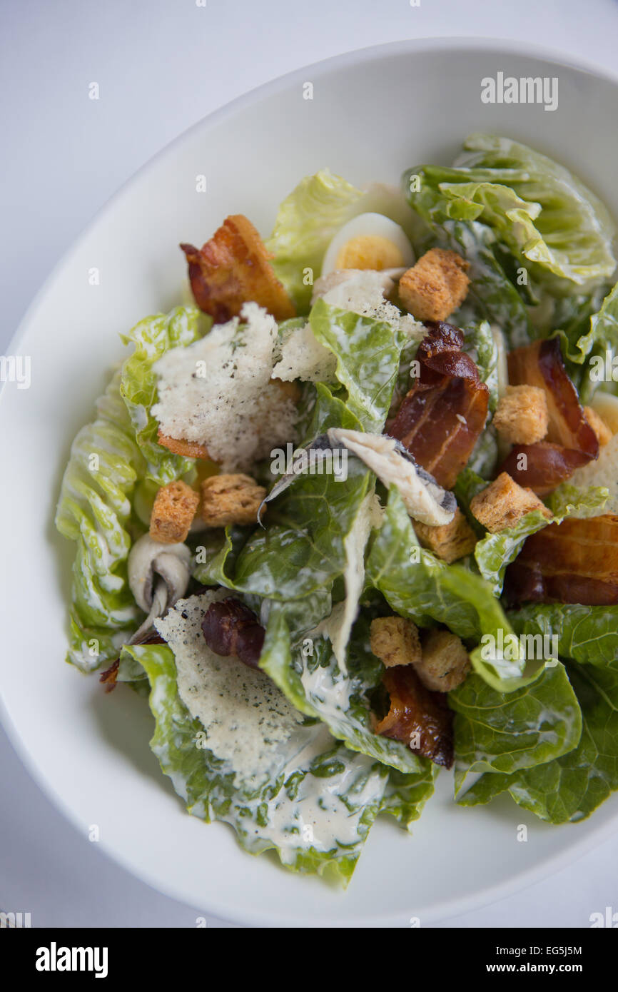 Salade césar au poulet oeufs de cailles, la pancetta et parmesan chips ...