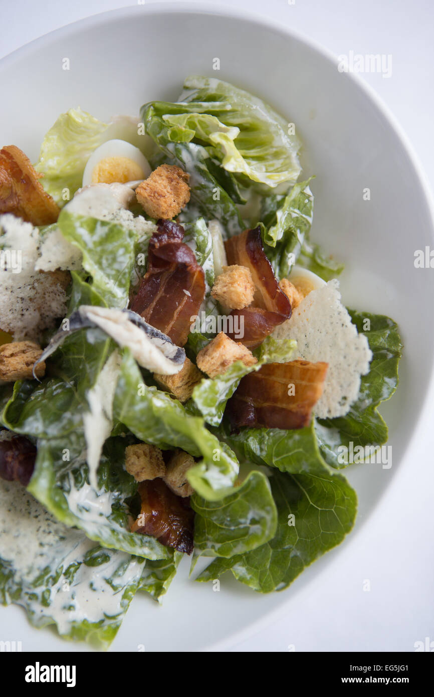 Salade césar au poulet oeufs de cailles, la pancetta et parmesan chips ...