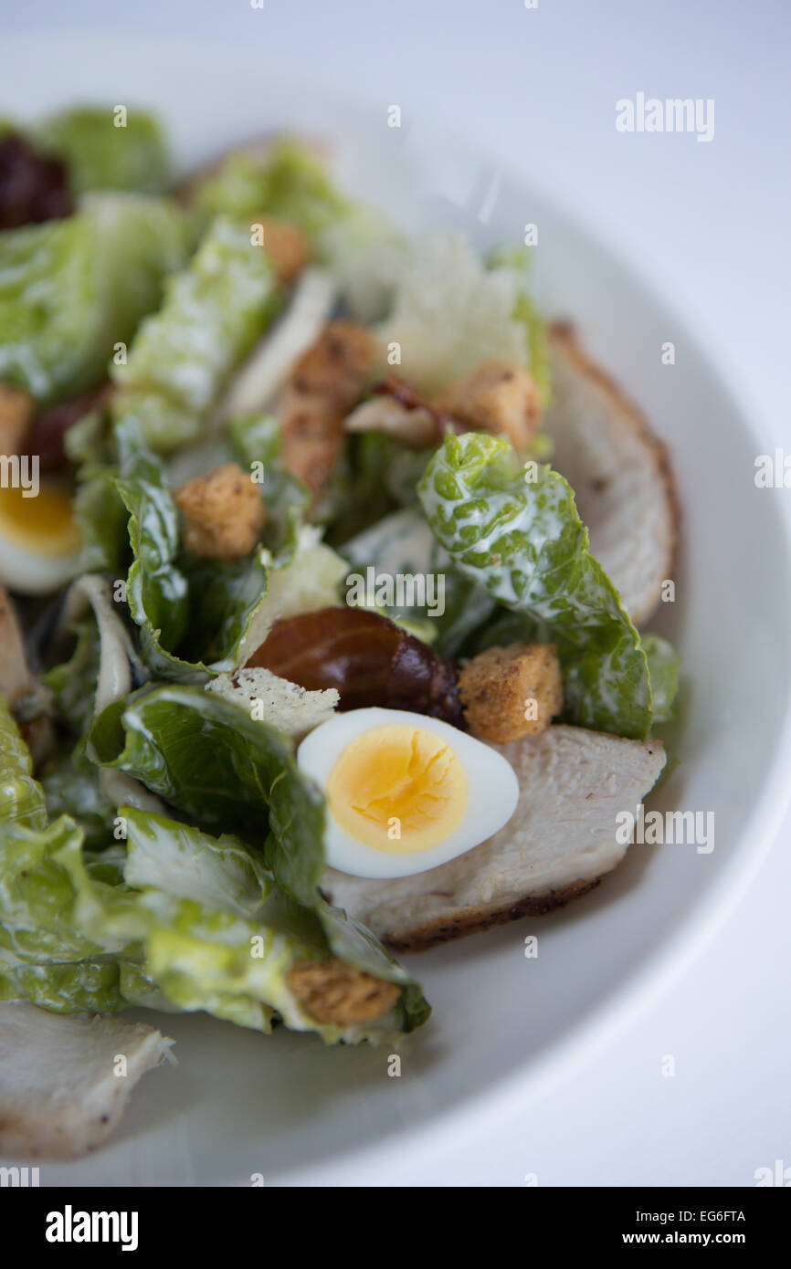 Salade césar au poulet oeufs de cailles, la pancetta et parmesan chips ...