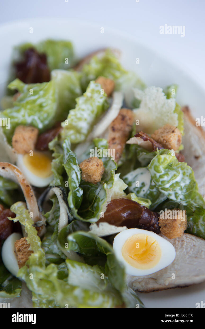 Salade césar au poulet oeufs de cailles, la pancetta et parmesan chips ...