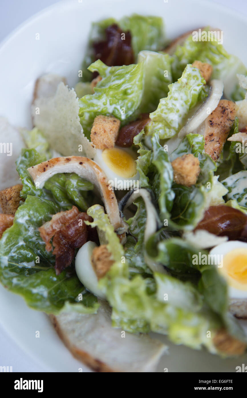Salade césar au poulet oeufs de cailles, la pancetta et parmesan chips ...