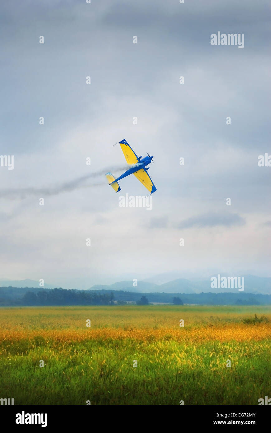 Avion bas Banque de photographies et d’images à haute résolution - Alamy