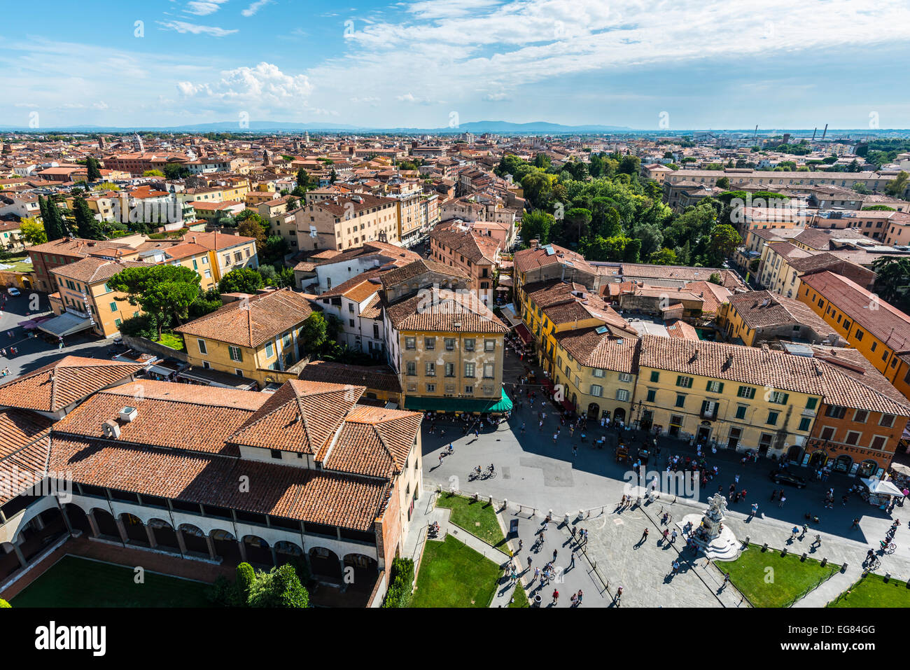 Vue de la Tour de Pise sur la ville de Pise, la Piazza del Duomo ou la ...
