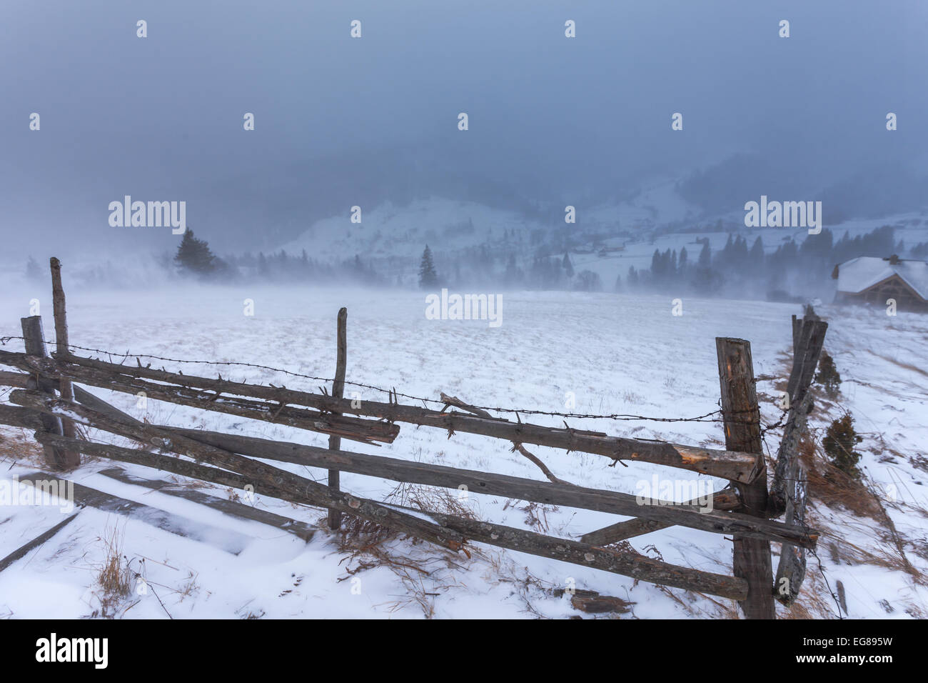 Tempête dans les montagnes Banque de photographies et d’images à haute ...