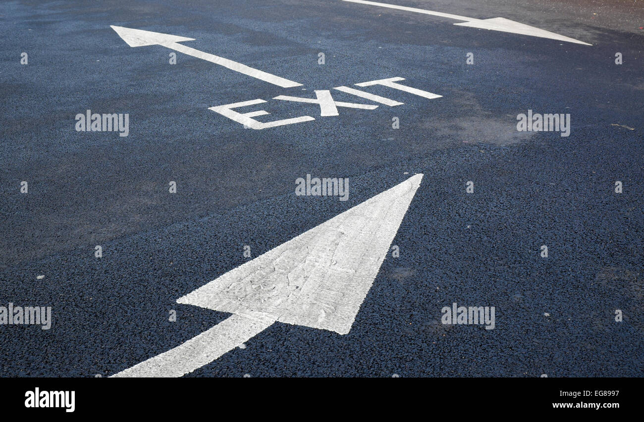Le marquage routier et panneau de sortie dans un parking Photo Stock ...