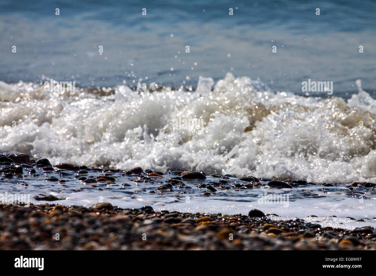 Vagues sur les plages de galets Banque de photographies et d’images à ...