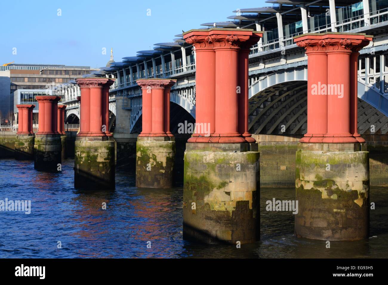 Blackfriars Railway Bridge, Londres. Les piliers rouges sont des ...