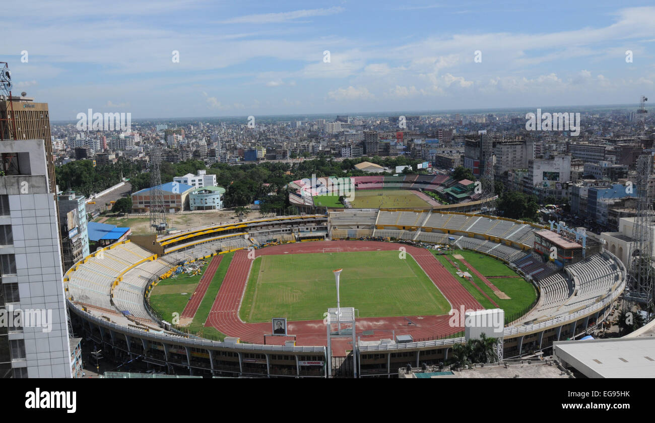 Juillet 2010. Skyline de Dhaka, Bangabandhu National Stadium de Dhaka ...