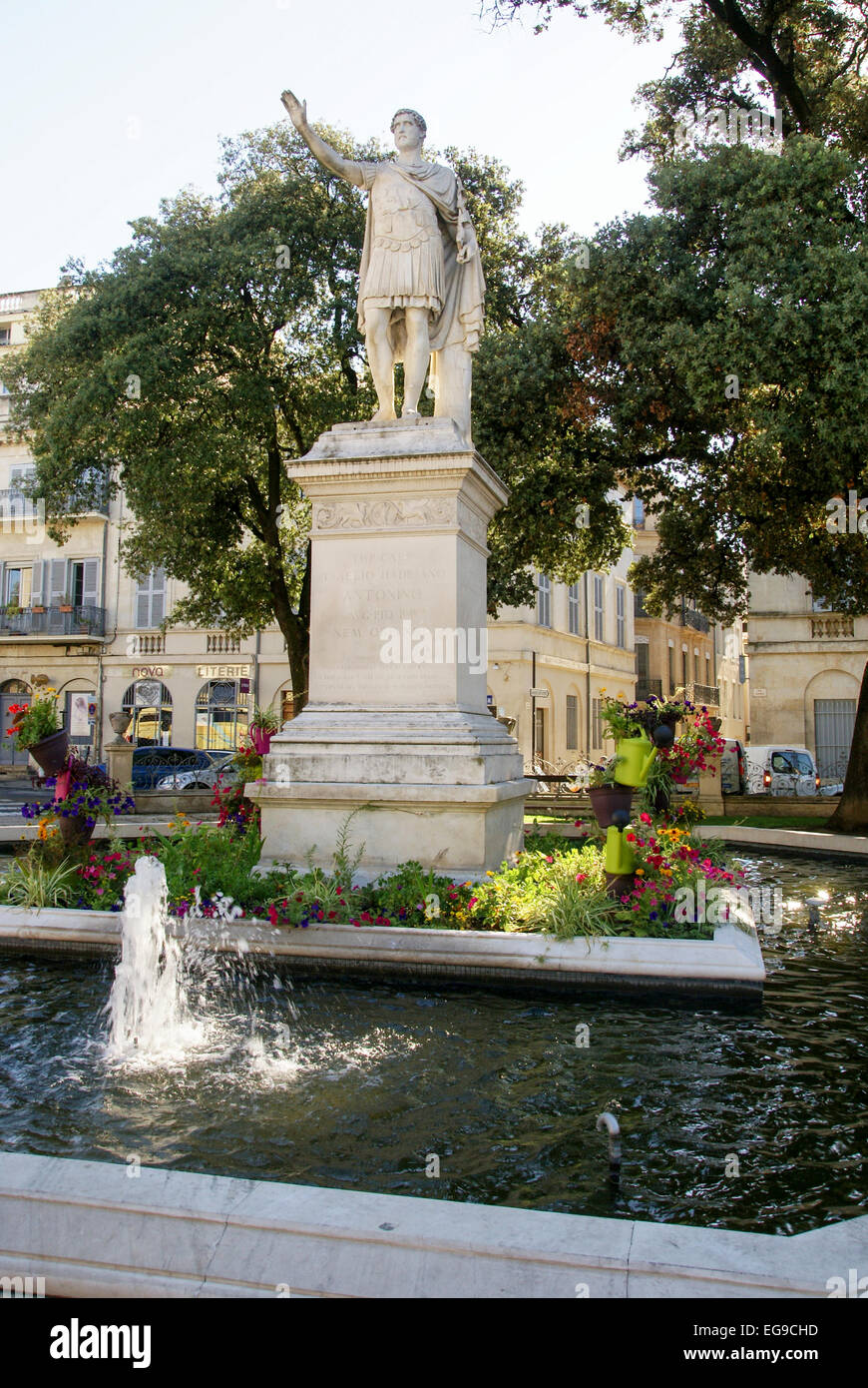 France gard nimes statue emperor Banque de photographies et d’images à ...