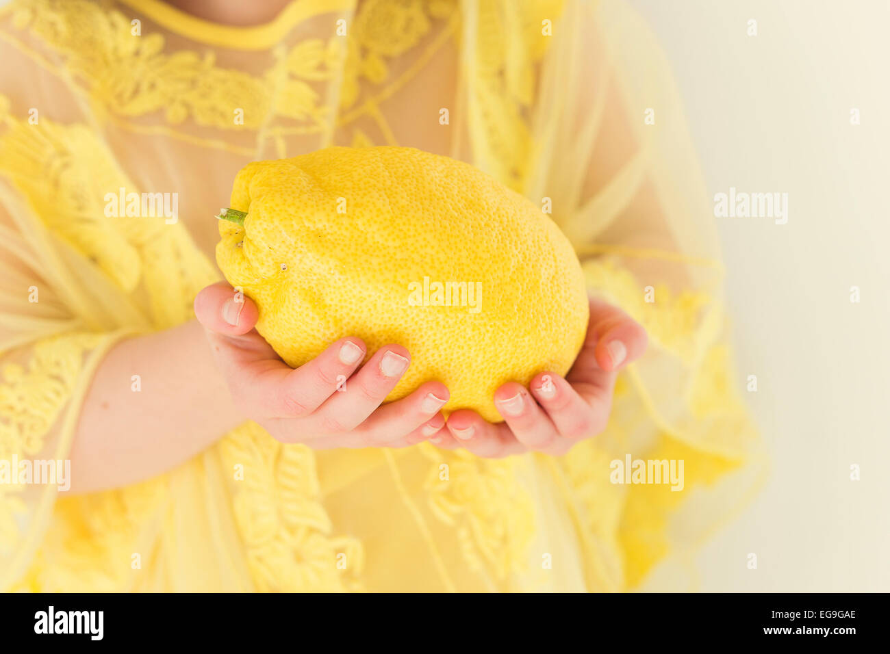 La petite fille géante Banque de photographies et d’images à haute ...