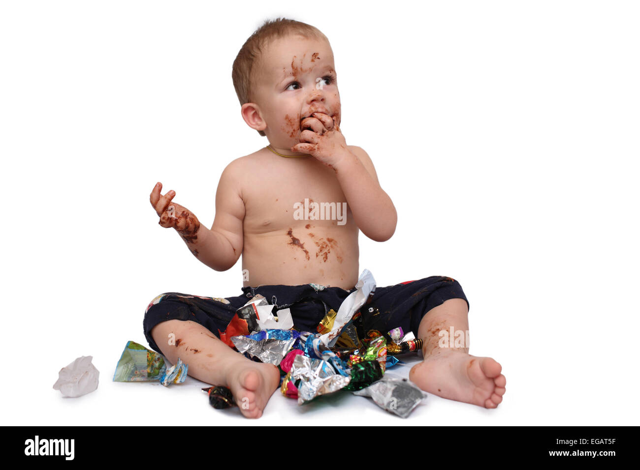 Kid mange beaucoup de bonbons au chocolat Photo Stock - Alamy