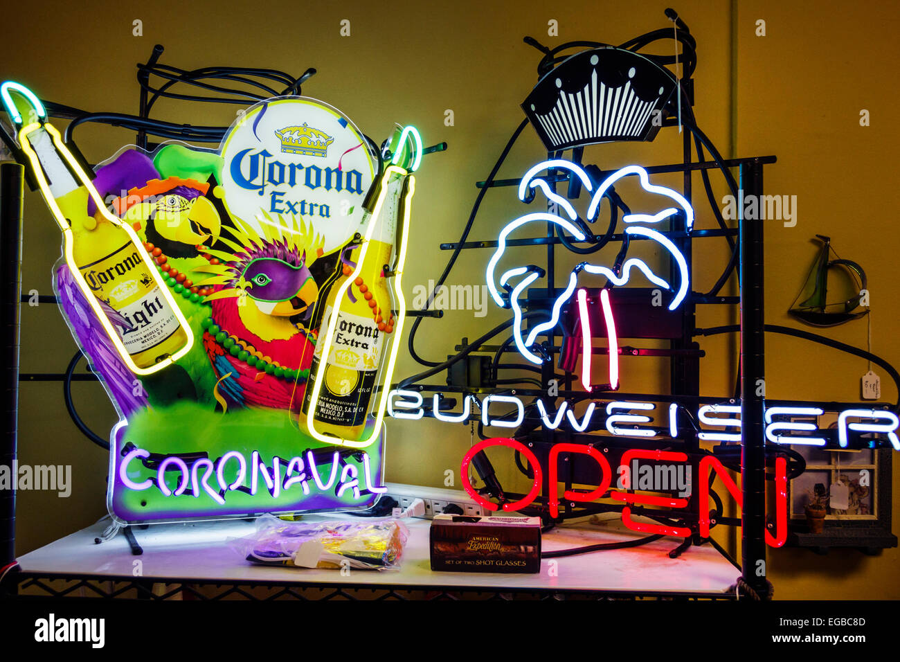 Budweiser neon Banque de photographies et d’images à haute résolution ...