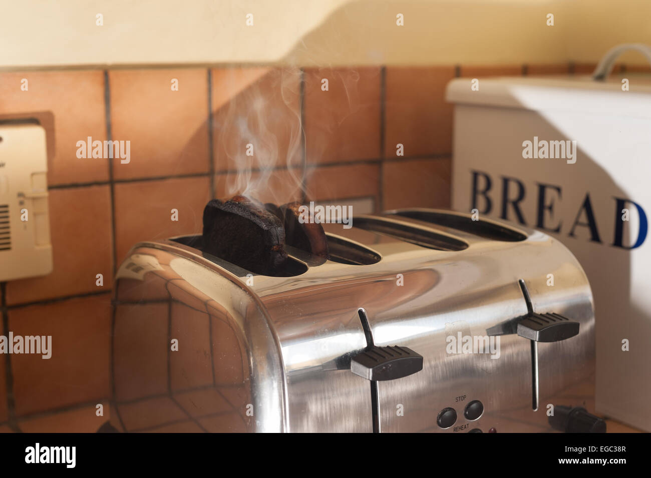 Risque D Incendie Fumeurs Burning Toast Oublié Dans Le Grille Pain Dans