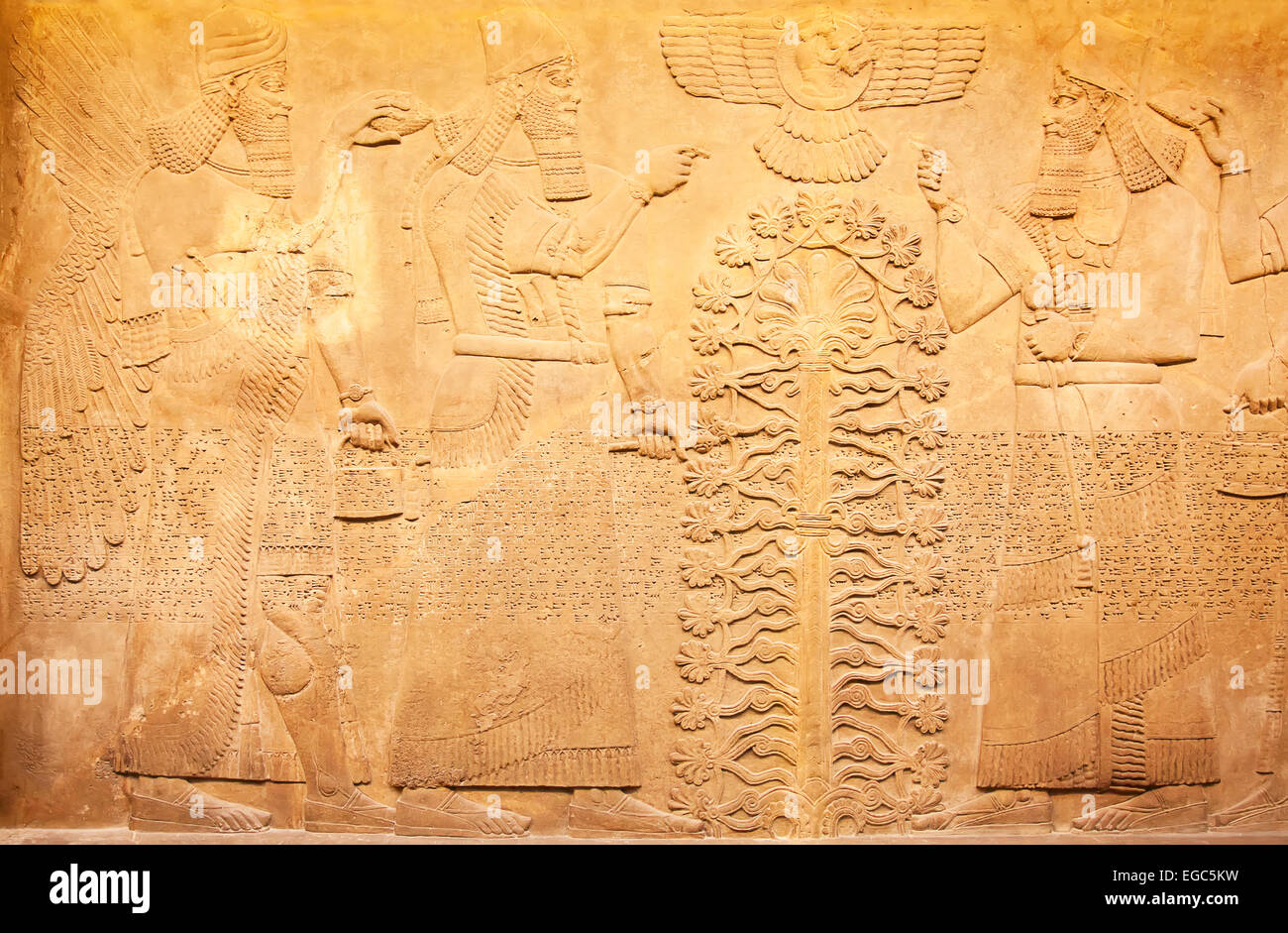 Sumérien antique sculpture sur pierre avec l'écriture cunéiforme l ...