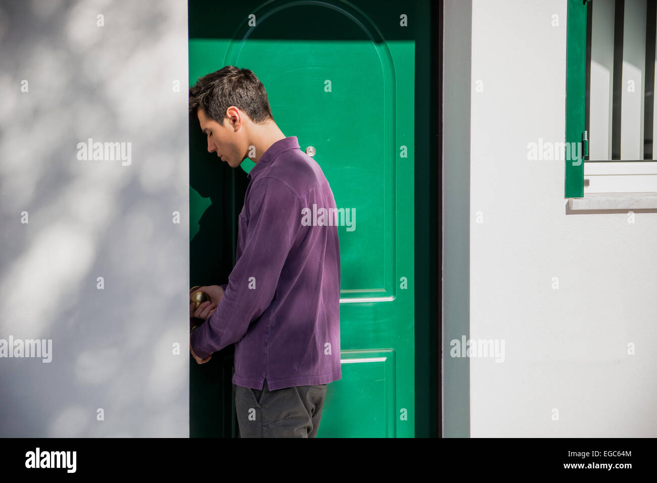 Homme entrant dans la maison Banque de photographies et d’images à ...