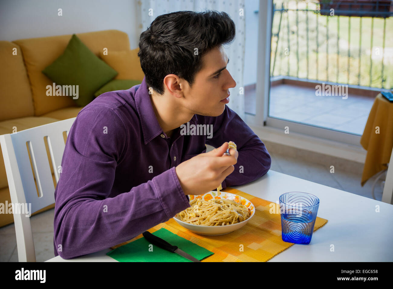 Man eating table Banque de photographies et d’images à haute résolution ...