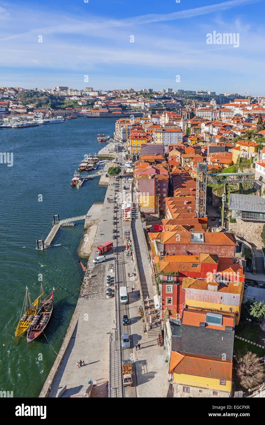 Vue sur le quartier historique de Ribeira et du fleuve Douro, dans la ...
